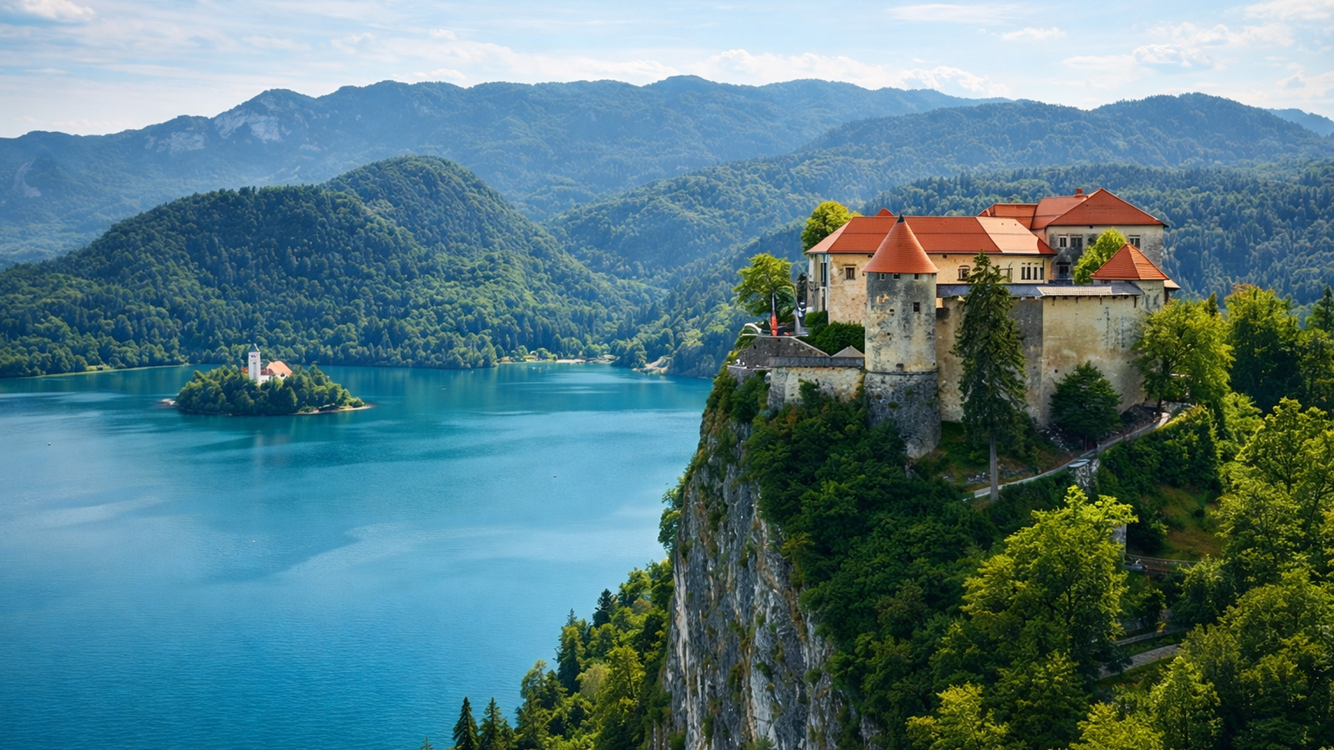Castelo de Bled com vista para as águas turquesa da Eslovênia