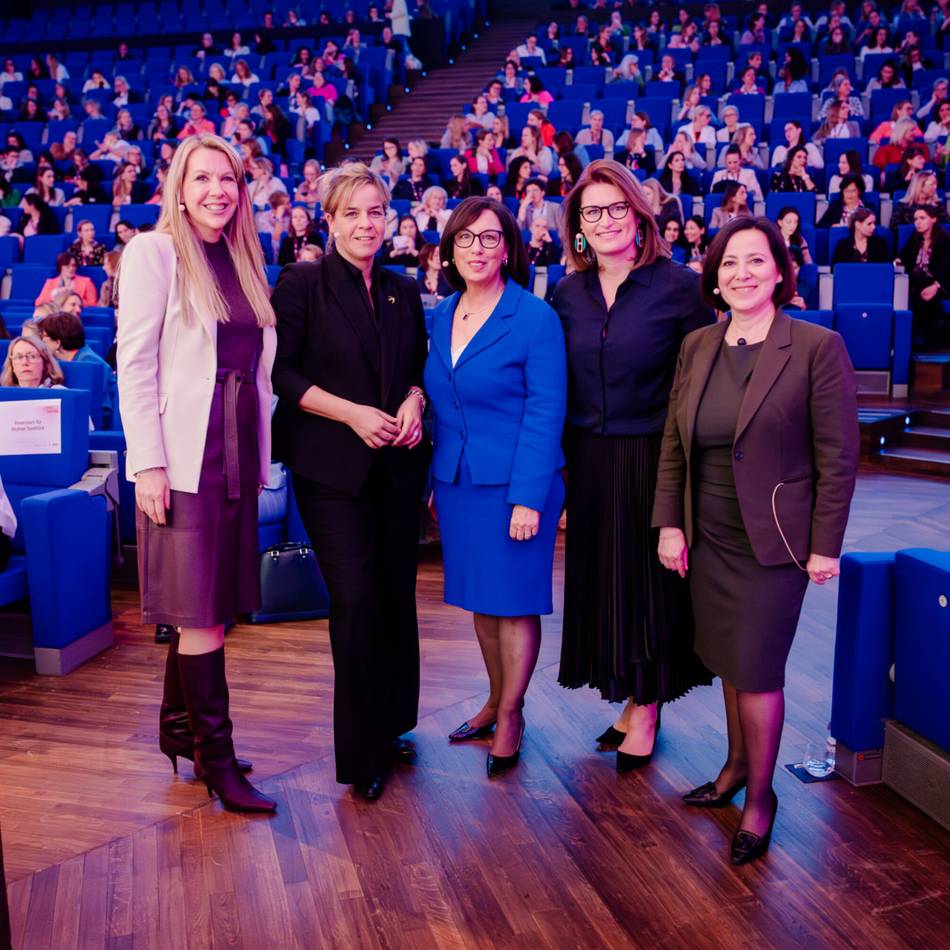 Fast 1000 Frauen bei Premiere des Female Network Festivals