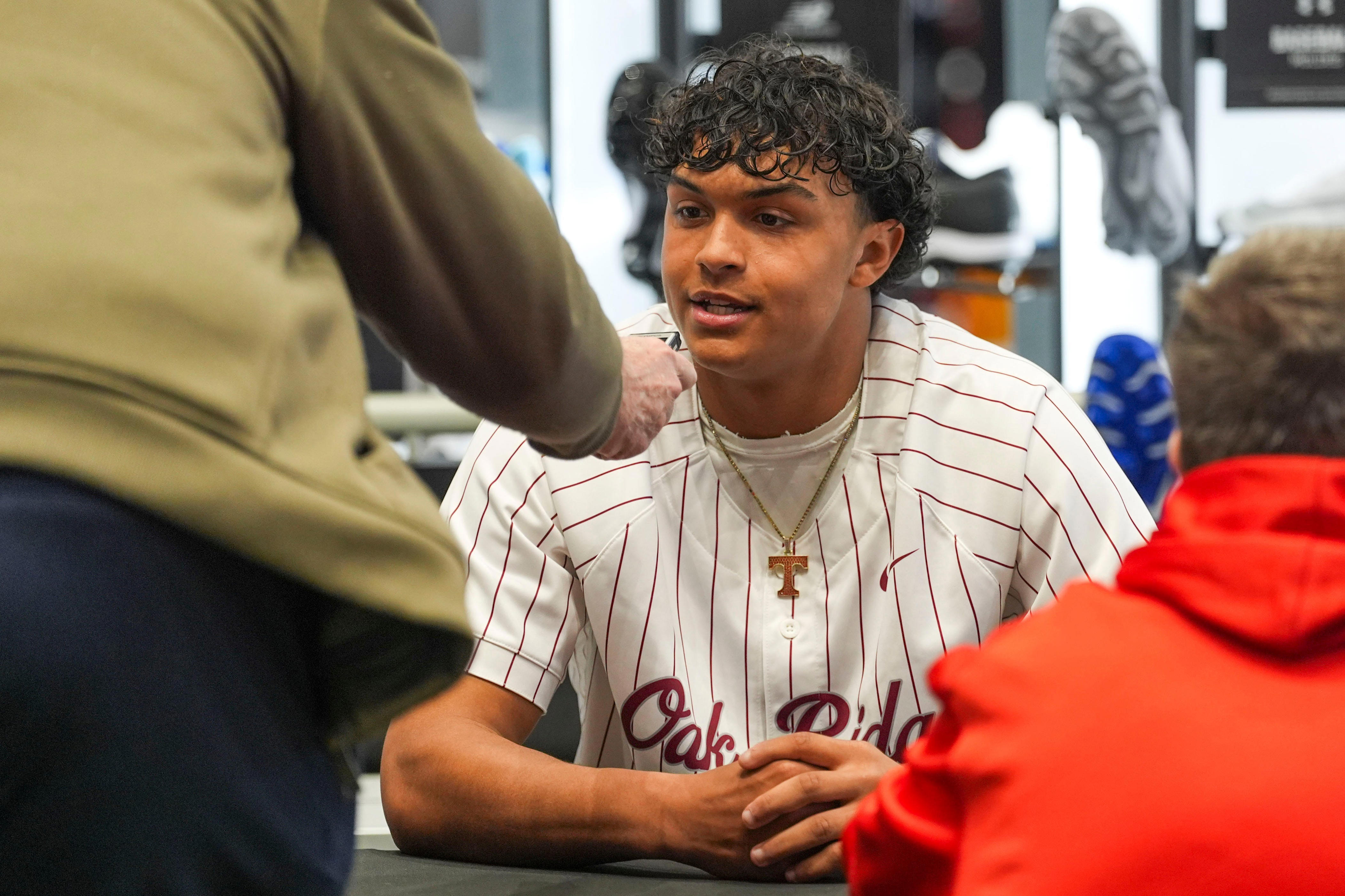 Michael Teasley details signing with Tennessee after coaching change