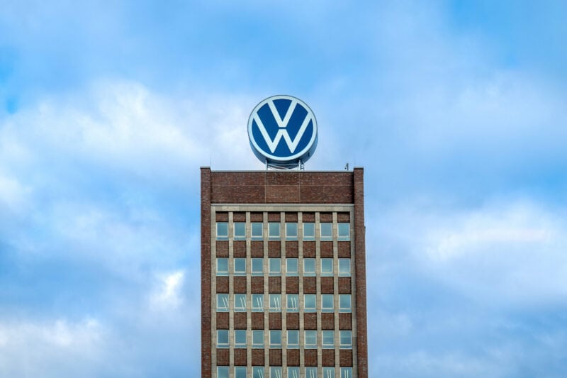 VW streicht 50.000 Stellen bis 2030 – Konzern-Gewinne brechen um 44 ...