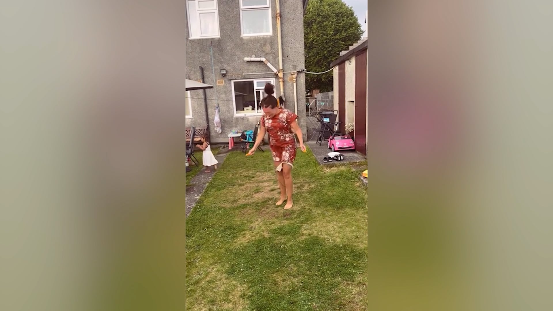 Ses sous-vêtements tombent alors qu'elle fait de la corde à sauter