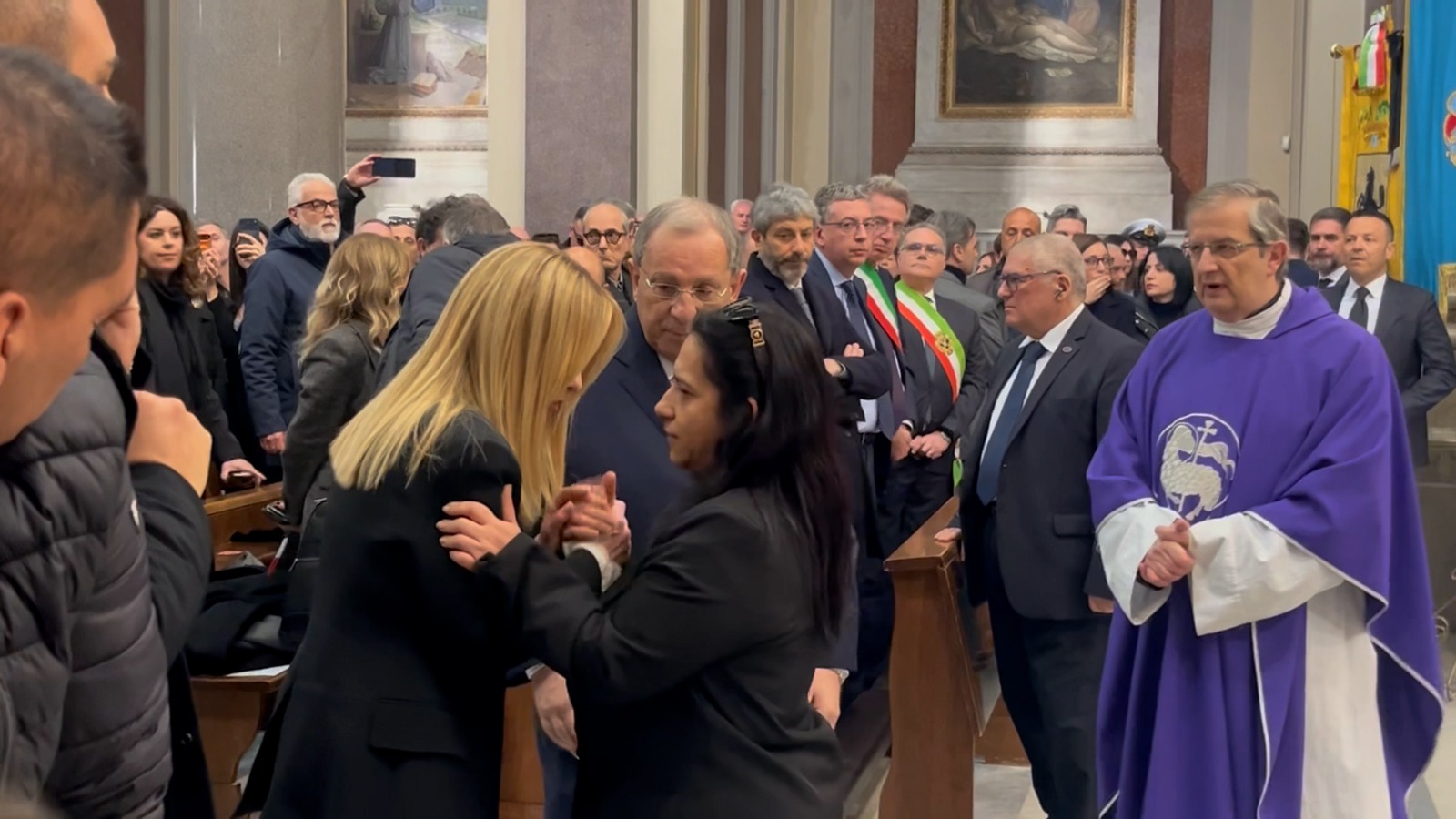 Napoli, oggi i funerali del bimbo morto dopo il trapianto di cuore ...