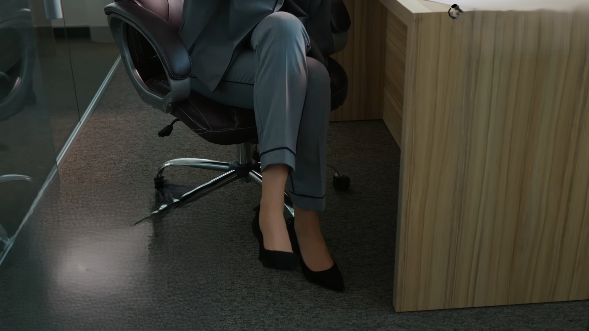Swollen feet and ankles can signal kidney disease