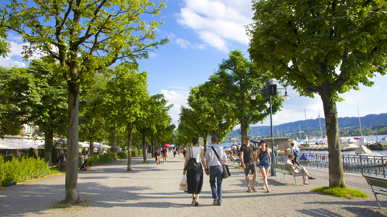 5 walkable US lake towns where you can skip the car, according to reviews