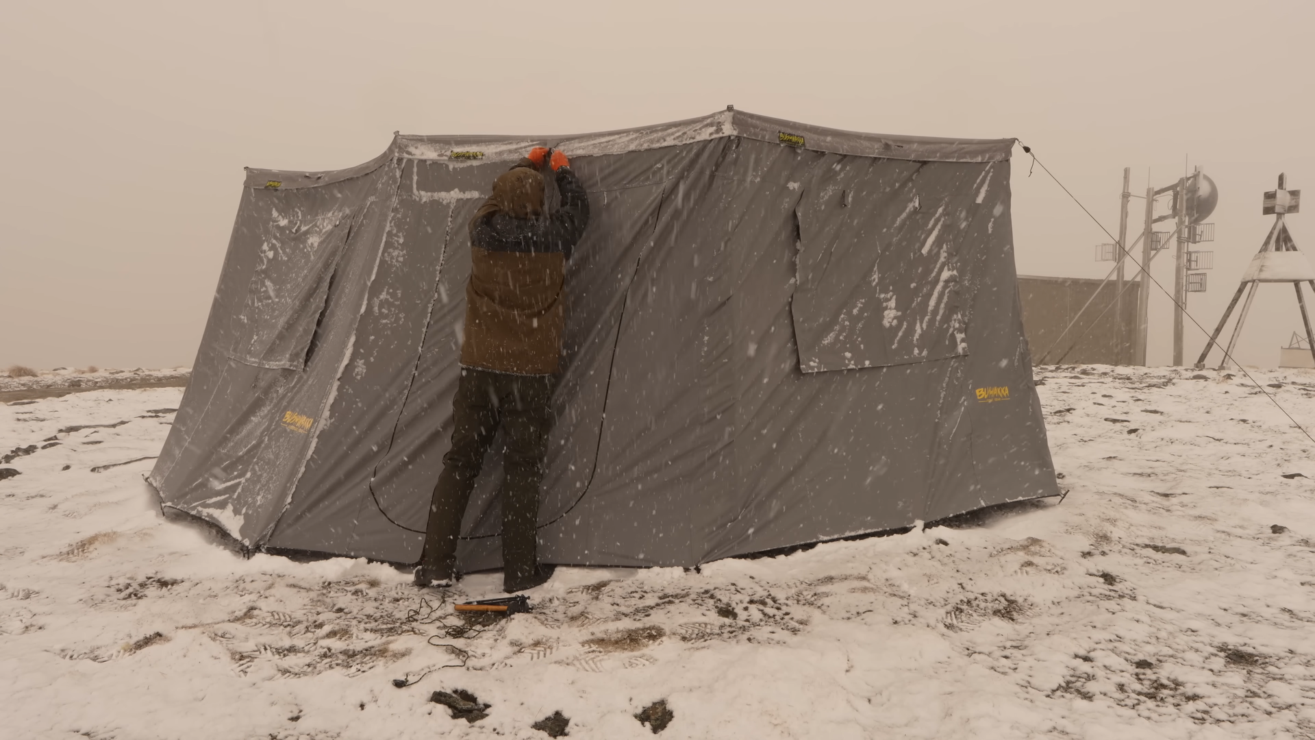 Solo camper vs. snowstorm: I set up camp in a blizzard at 1400m