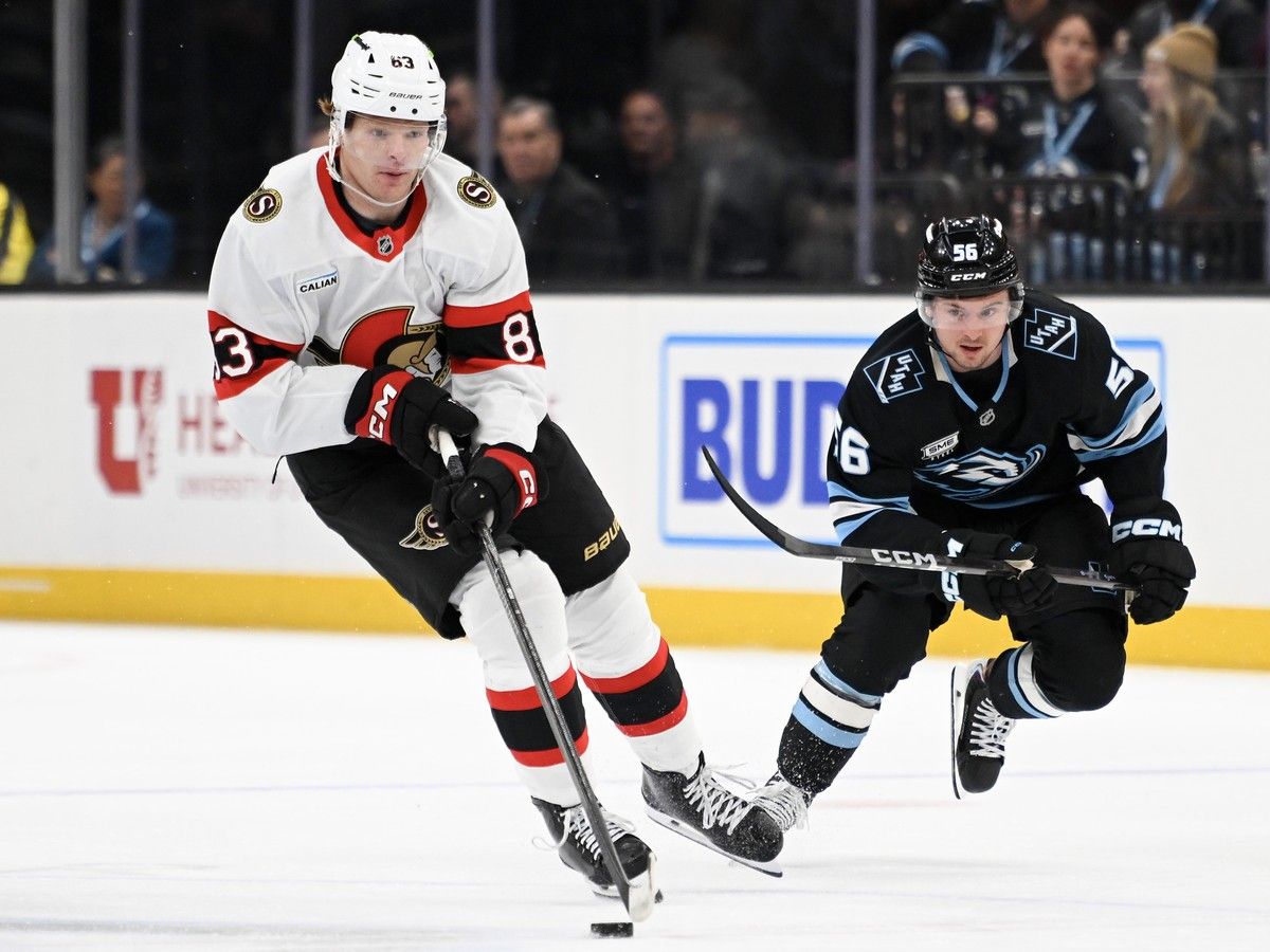 Senators sign centre Stephen Halliday to a two-year extension