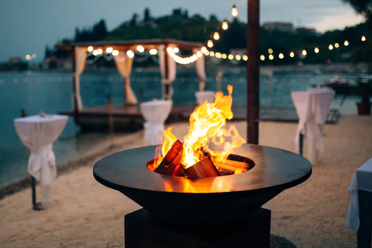 9 cozy backyard fire pit ideas perfect for cool evenings