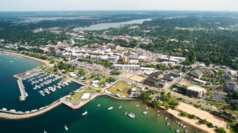 5 walkable US lake towns where you can skip the car, according to reviews