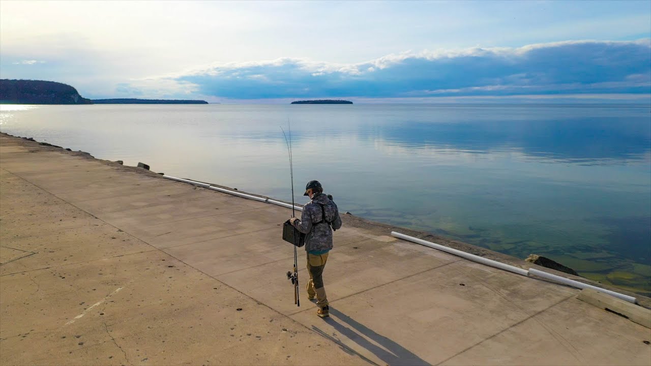 Catching giant clear water bass (spring bank fishing)
