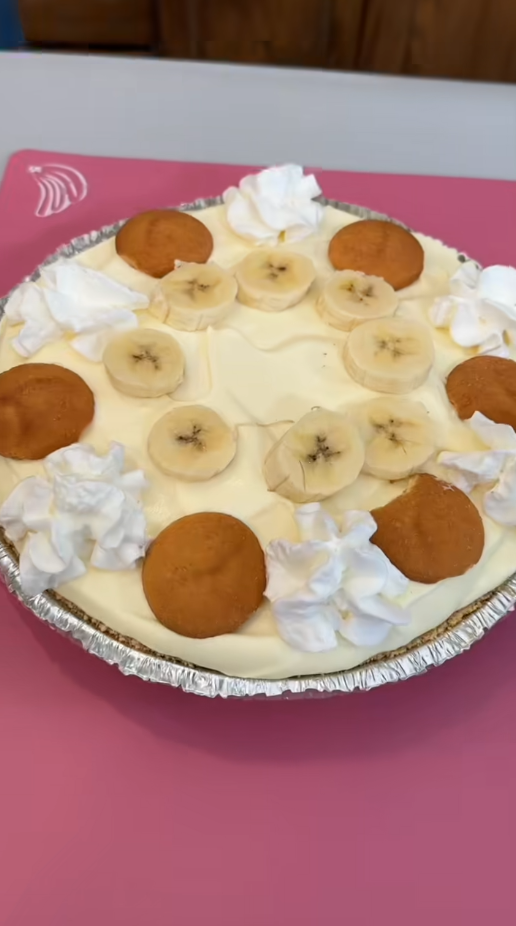 Classic banana cream pie dessert