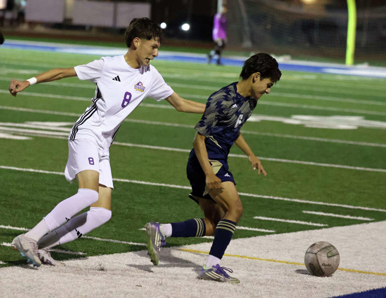 Photos: Wolves shock the first-place Bulldogs