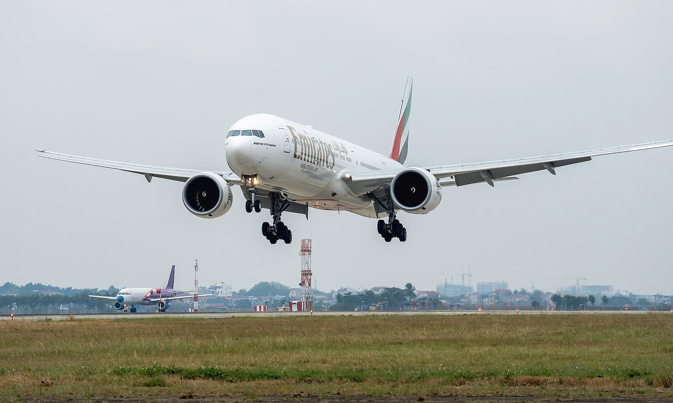 Emirates carrier to resume Hanoi flights after 5 days, thousands of ...