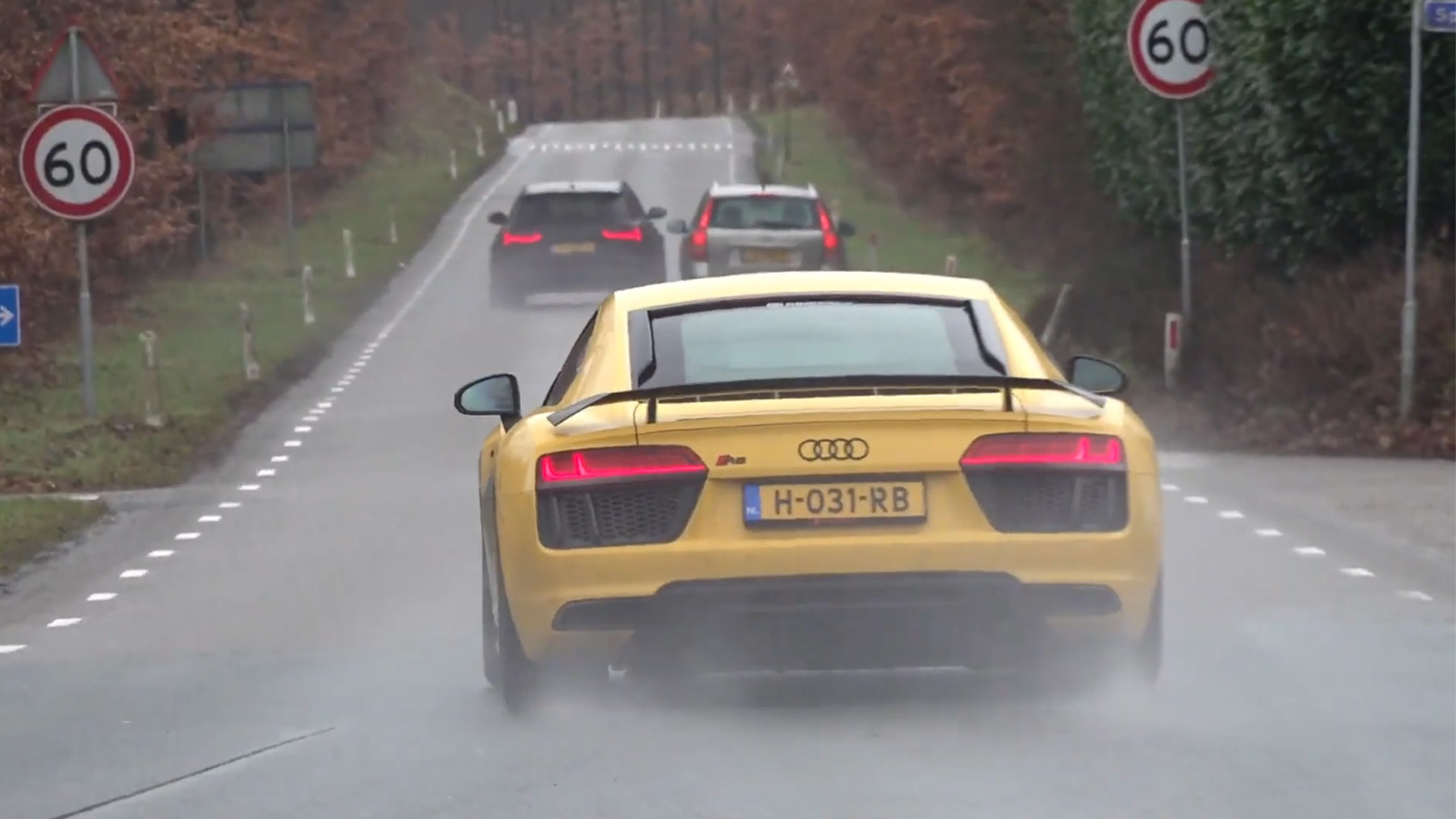 Audi R8 – schnelle Beschleunigung auf schmaler, rutschiger Landstraße