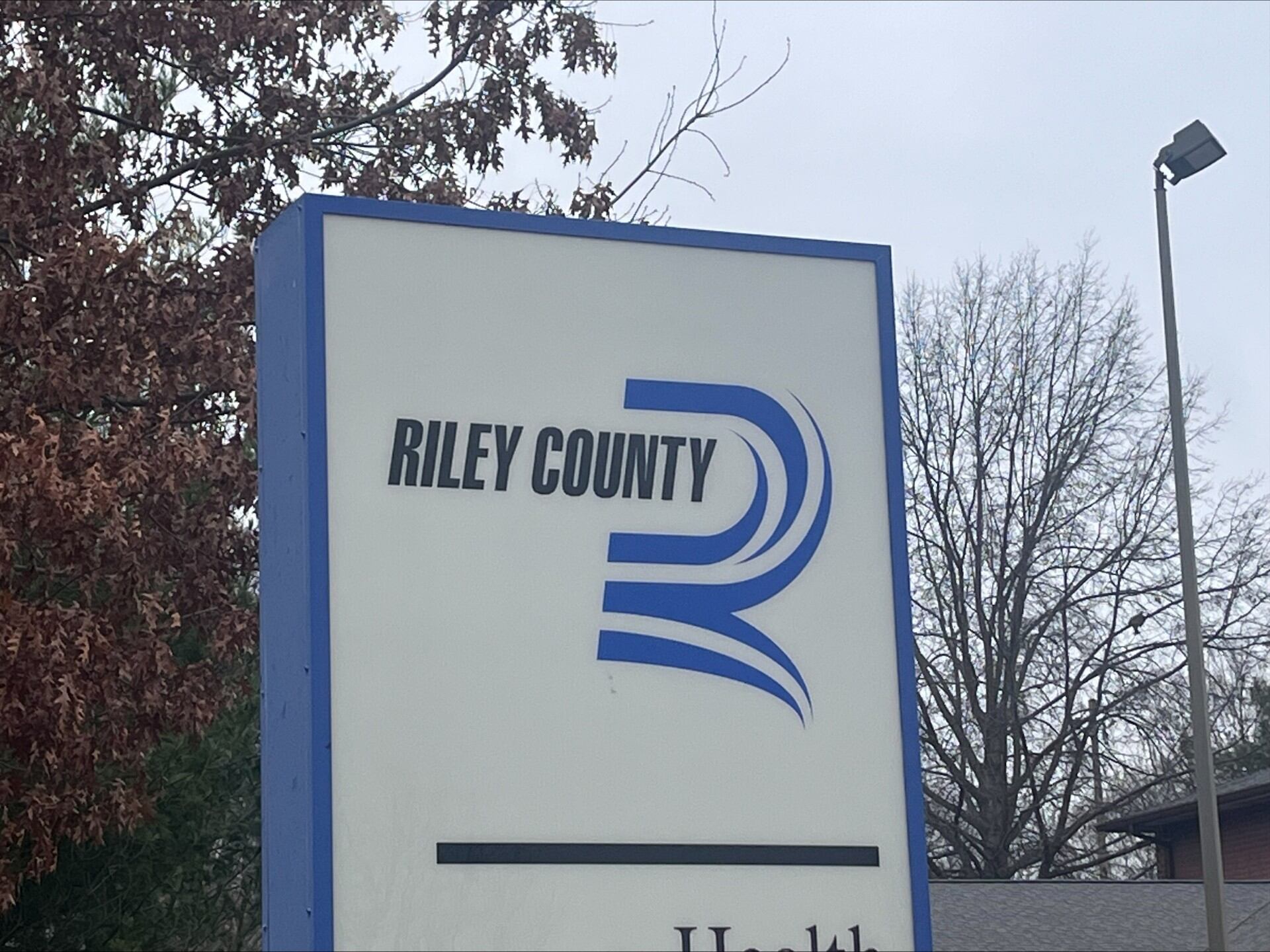 Riley County warns of downed power lines due to strong wings