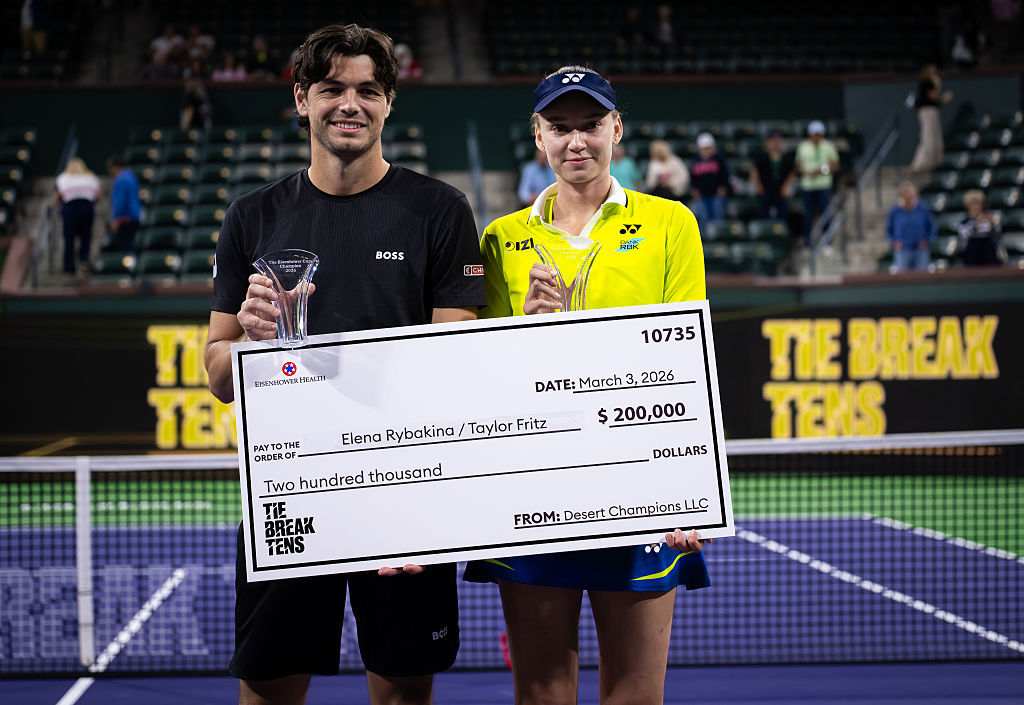 Aus Open champ swiftly handles awkward trophy presentation