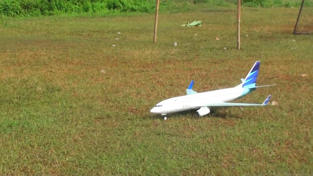 RC Boeing 737-800 – Epic first takeoff from an asphalt runway