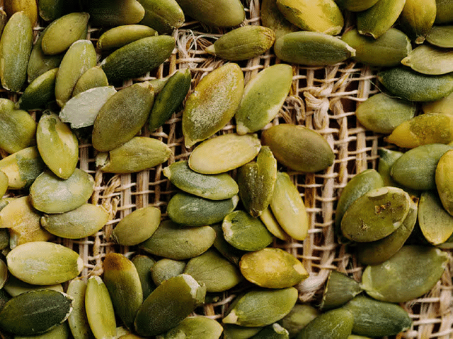 How many pumpkin seeds should you eat daily? Benefits and possible side ...