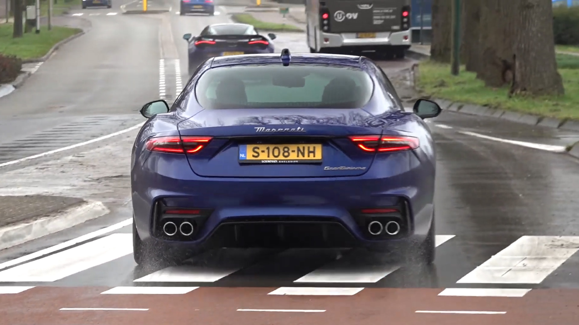 Maserati Gran Turismo uitgedaagd op gladde weg