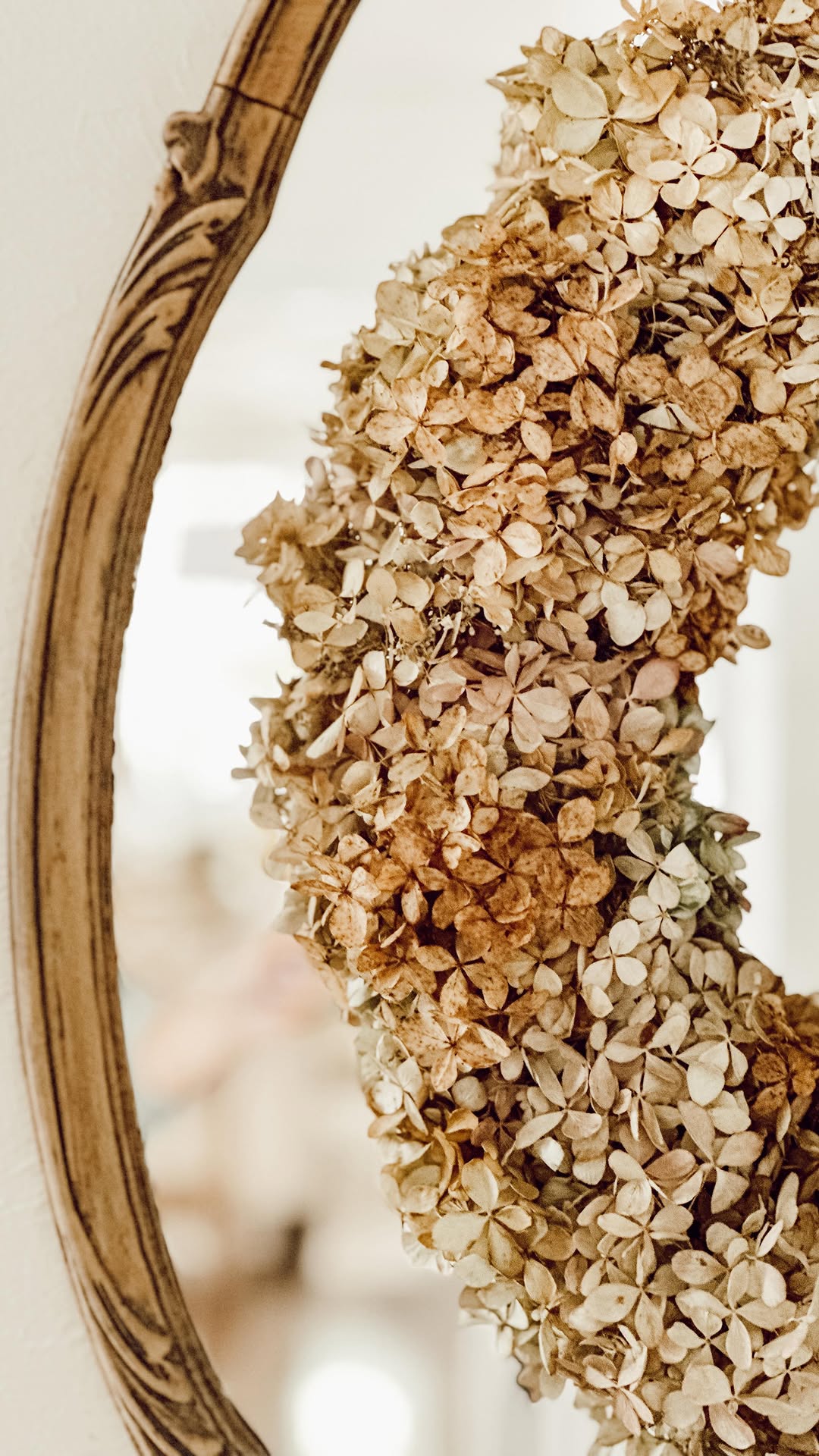 Turning dried flowers into elegant wreath decoration