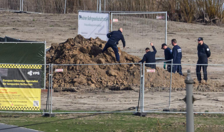Specialists carefully defuse a 550-pound bomb in Dresden—eight decades ...