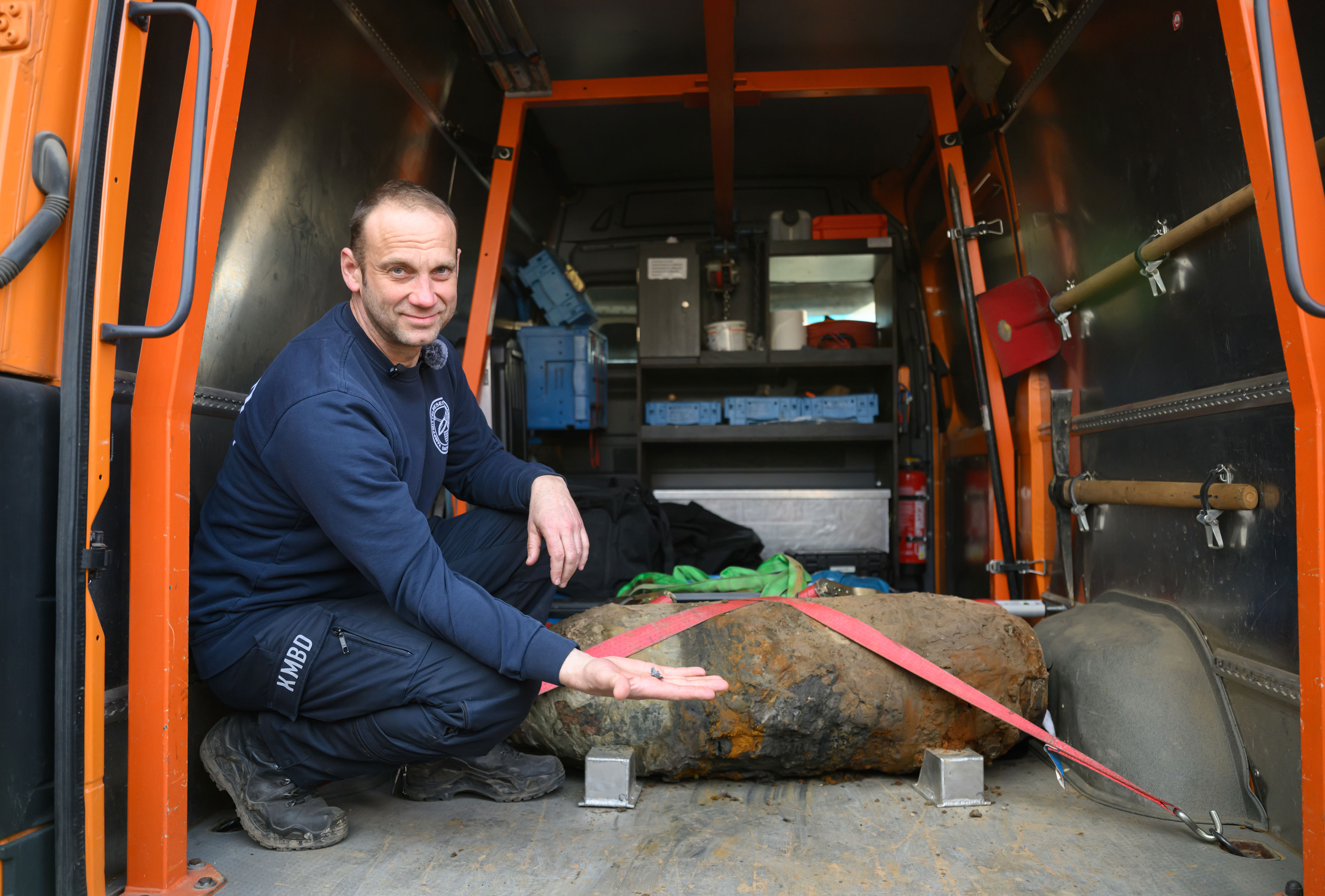 Specialists carefully defuse a 550-pound bomb in Dresden—eight decades ...