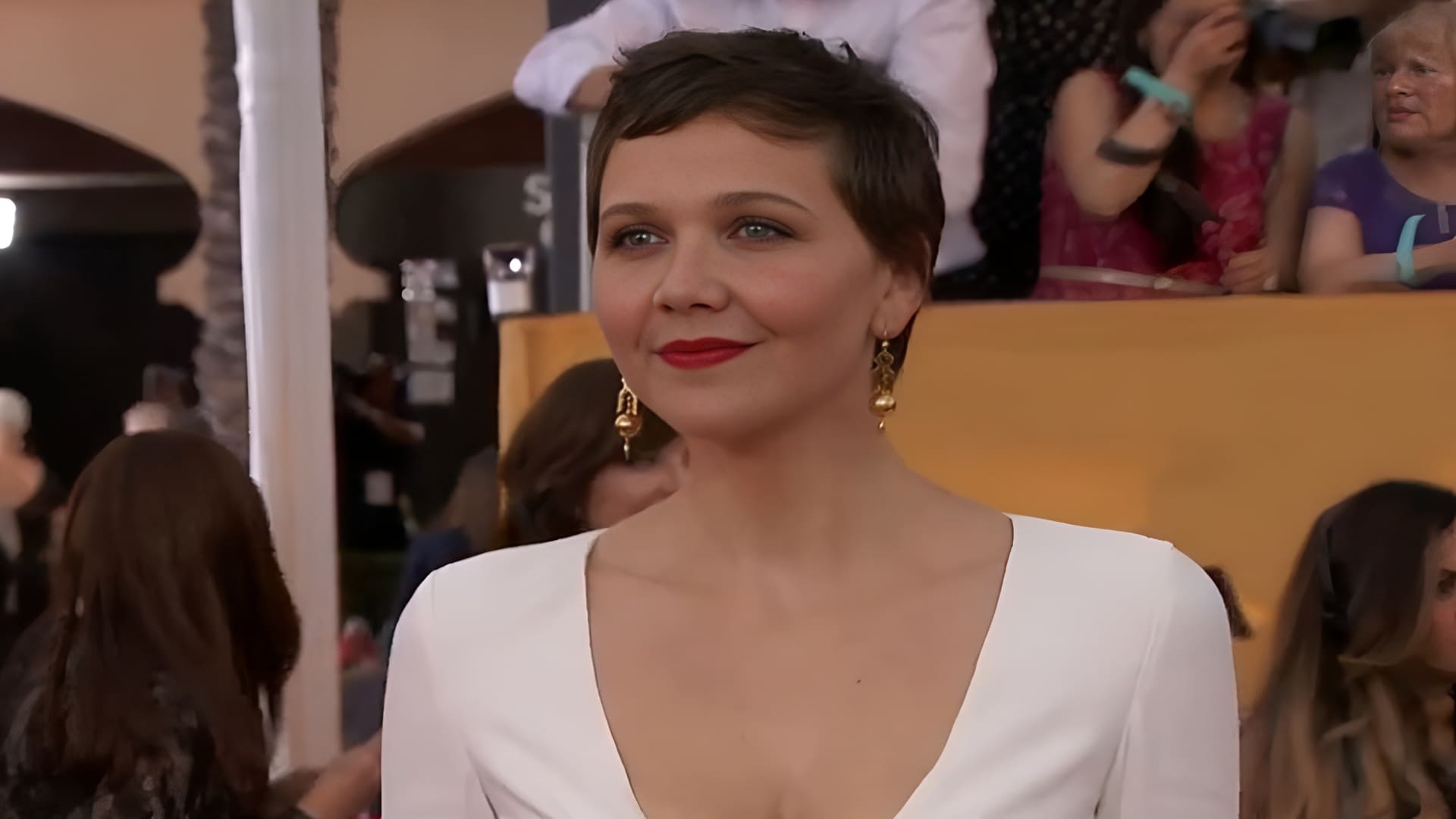 Maggie Gyllenhaal’s best red carpet moments: From bold colors to ...