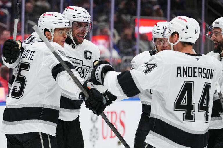 Kings defeat Islanders to move into final wild-card spot