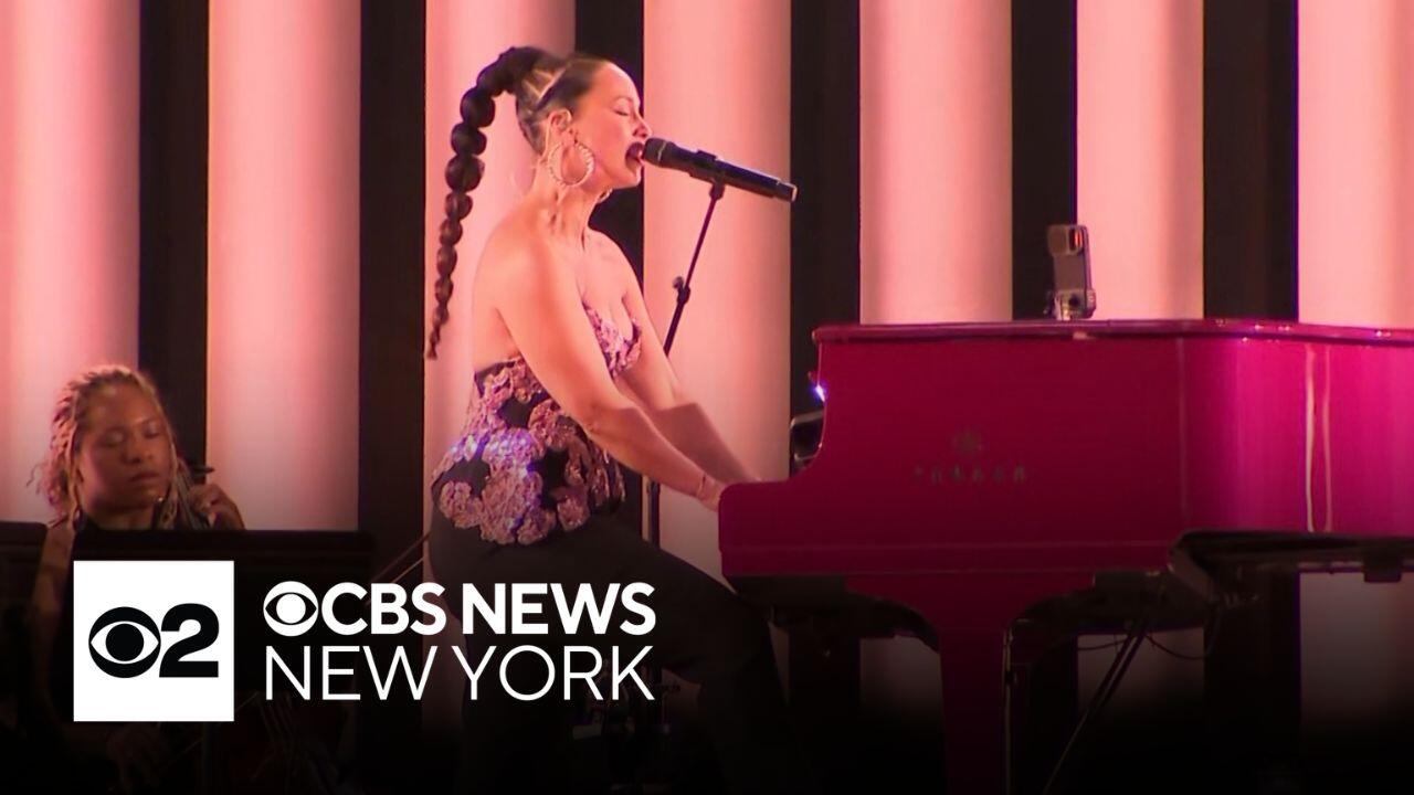 Alicia Keys performs surprise concert at NYC's Grand Central Terminal