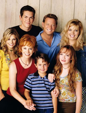Reba cast reunites for first time in 19 years on Happy's Place ...