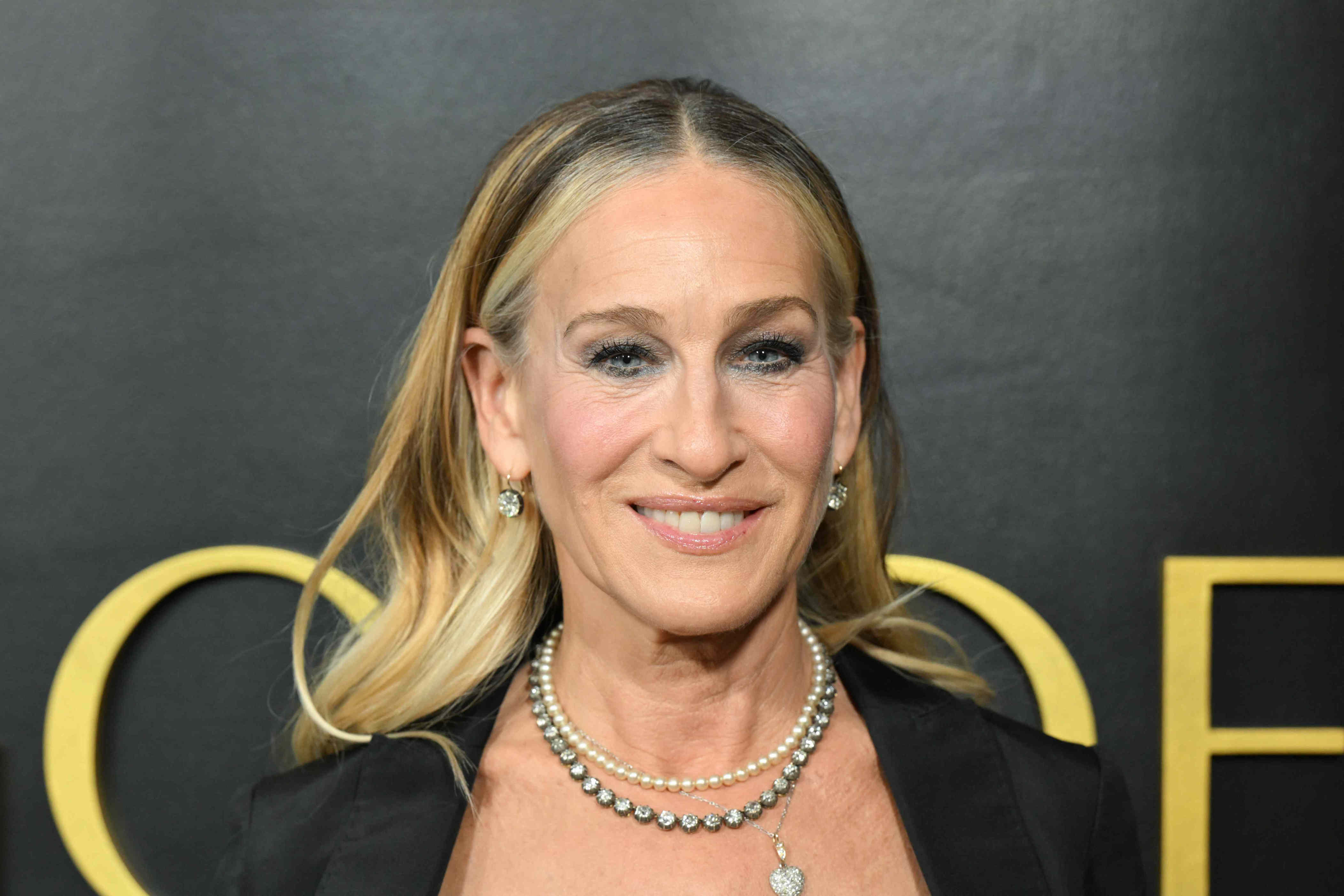 Sarah Jessica Parker smartly styled this Jennifer Aniston-worn denim ...