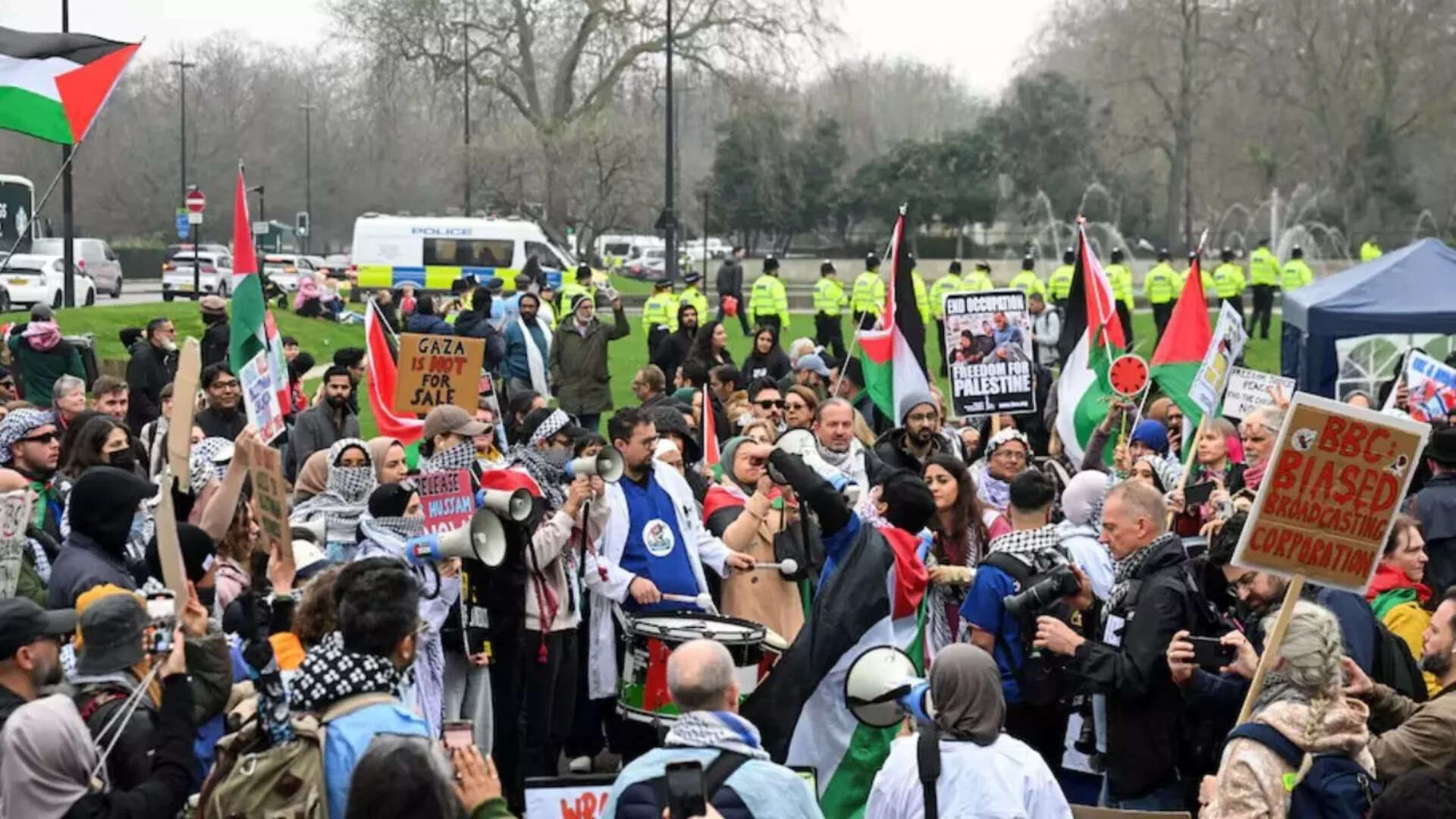 London police use River Thames to separate pro-Iranian protesters from ...