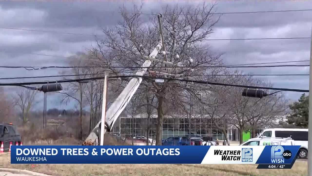 High winds cause power outages across southeastern Wisconsin