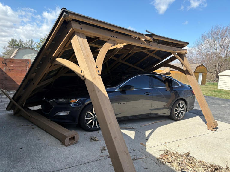 High winds cause power outages, road hazards in northeast Indiana