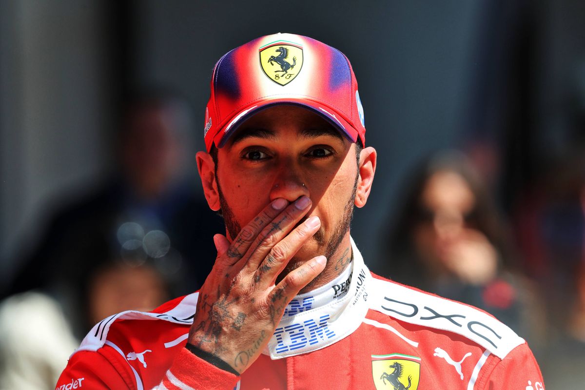 Kim Kardashian stapt in de Ferrari van Lewis Hamilton