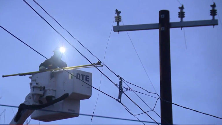 High wind warning extended as power outages continue to climb