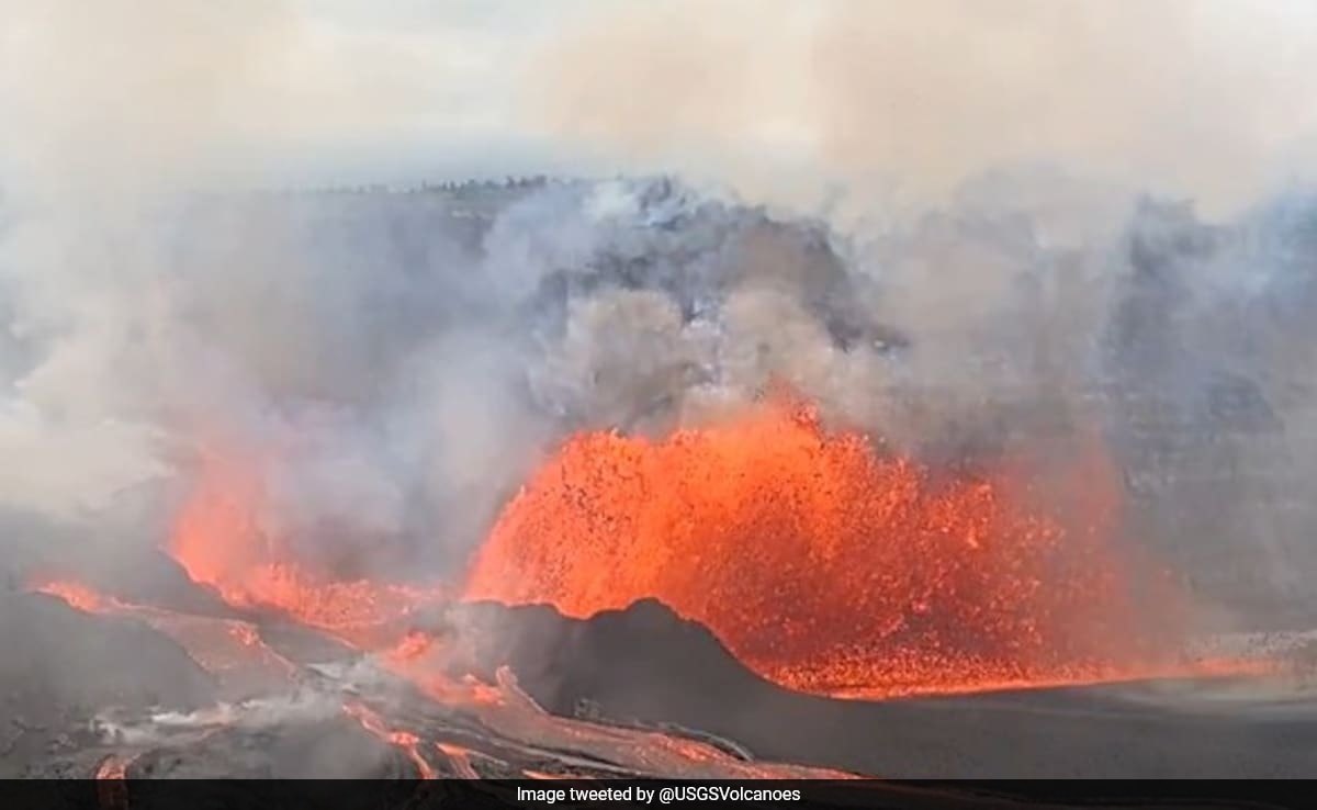 Video: Hawaii's Kilauea volcano erupts, shooting over 1,000 feet of ...