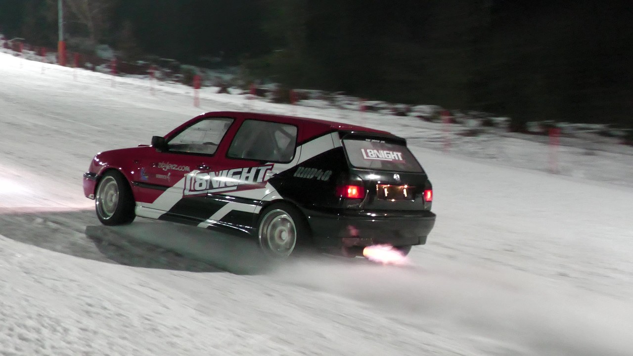 Volkswagen Golf lança chamas em corrida na neve