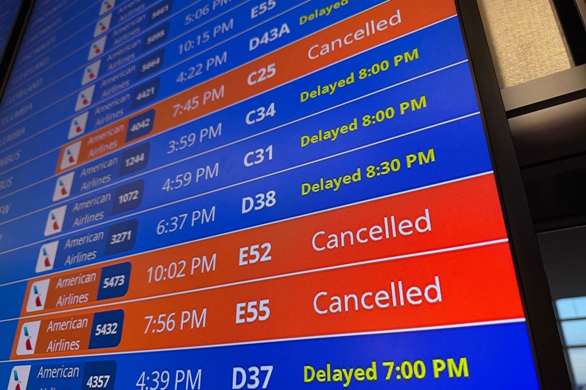 DC-area airport delays after 'strong odor' affects air traffic control