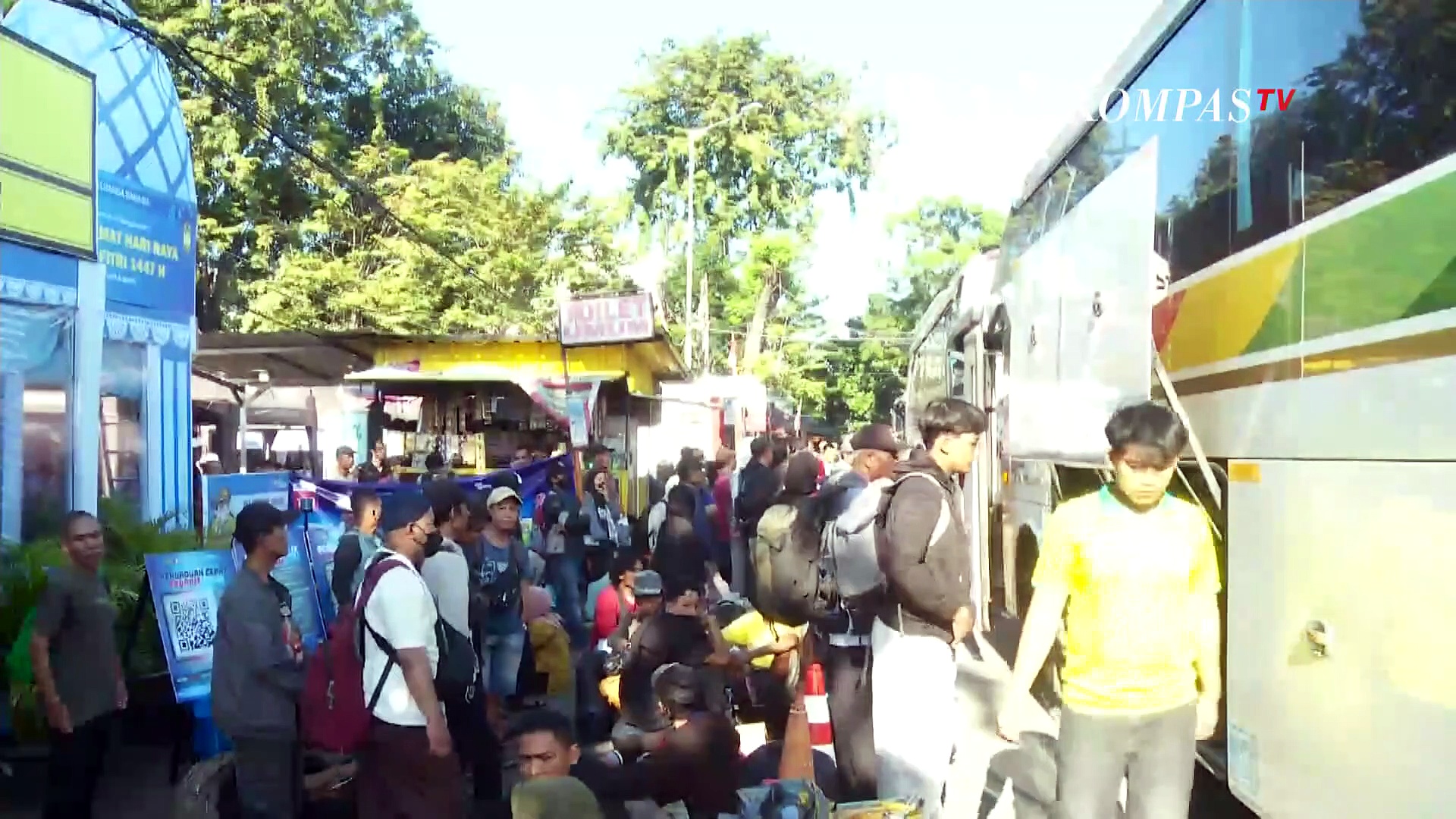 Hindari puncak mudik, penumpang mulai padati Terminal Kalideres ...