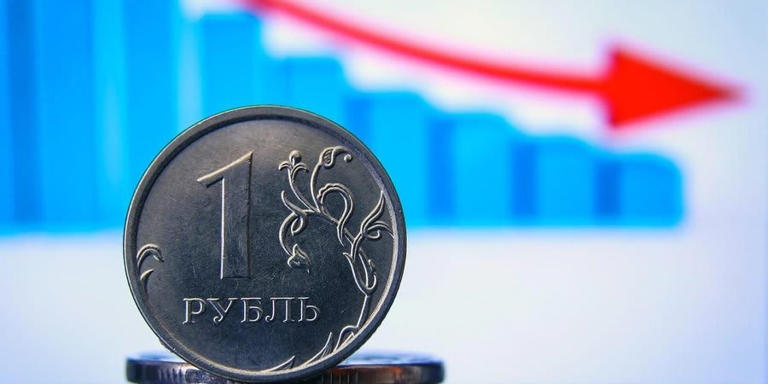 Ruble falls against yuan, dollar as Russia suspends currency sales
