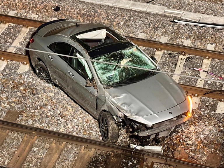 Cette Mercedes et ses passagers ont fini sur les rails après un virage ...