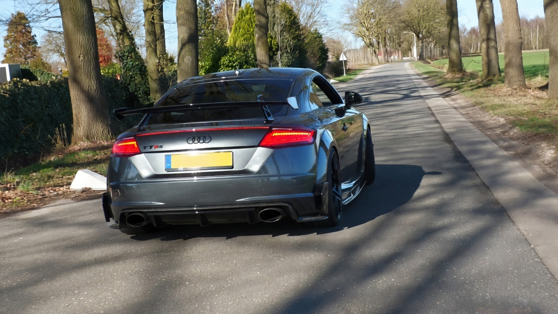 Modified Audi TT RS goes full speed on narrow public street