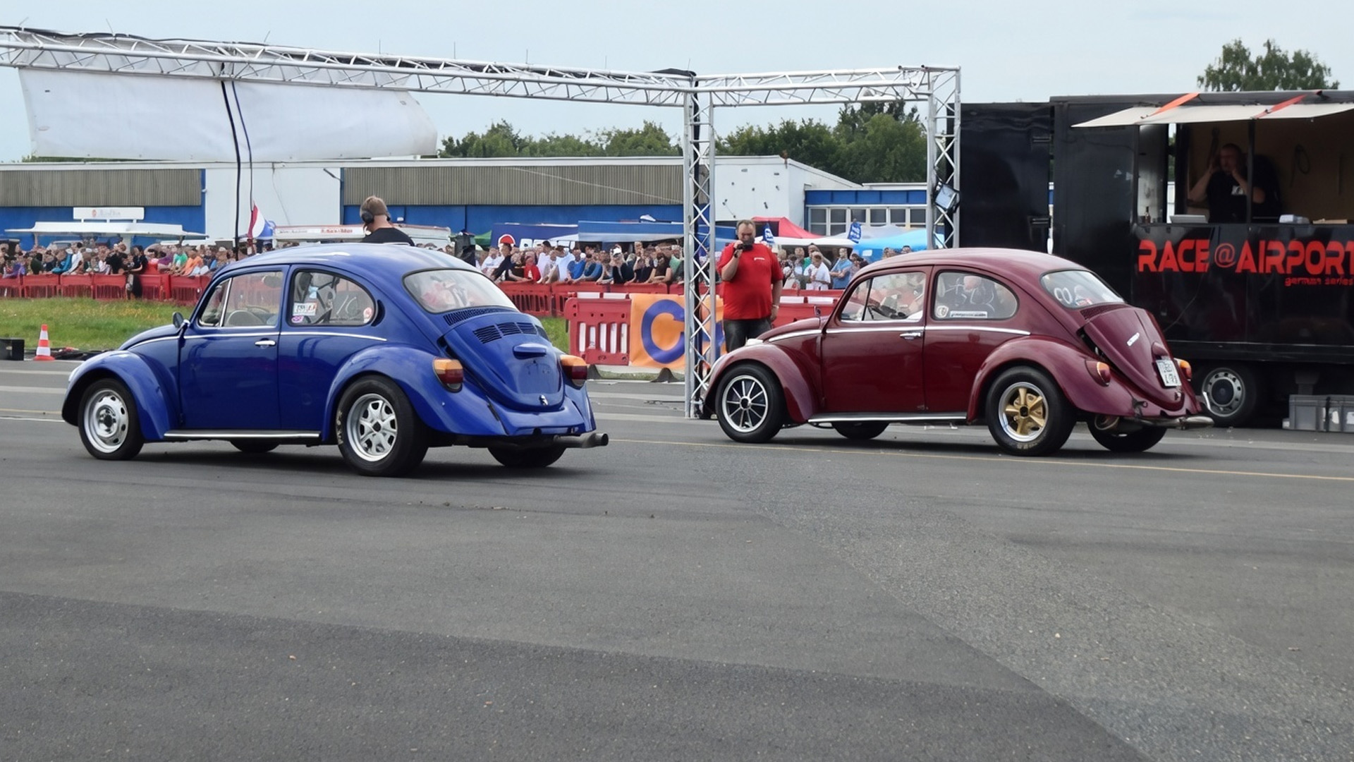 Can the VW Beetle 1300 beat the stronger 1600 in drag race?