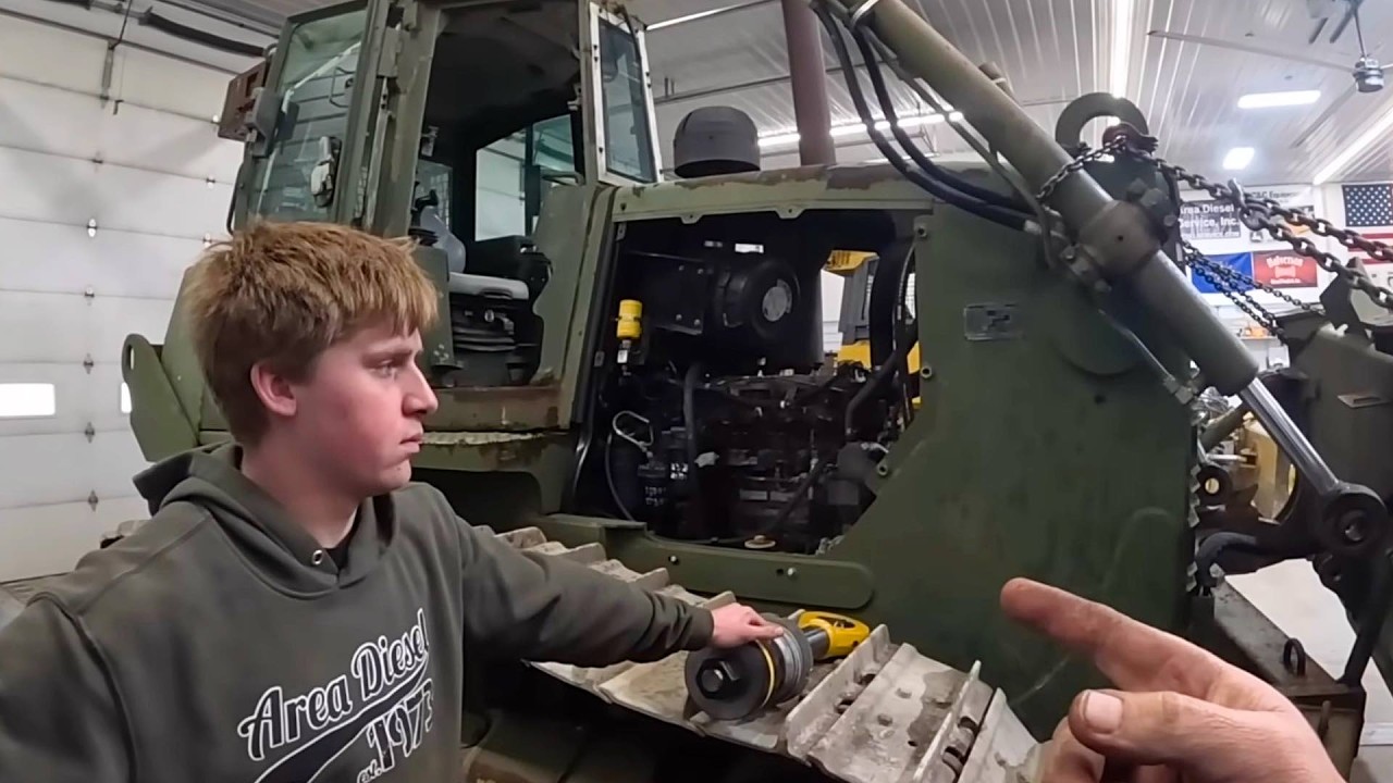 Je restaure un bulldozer militaire oublié