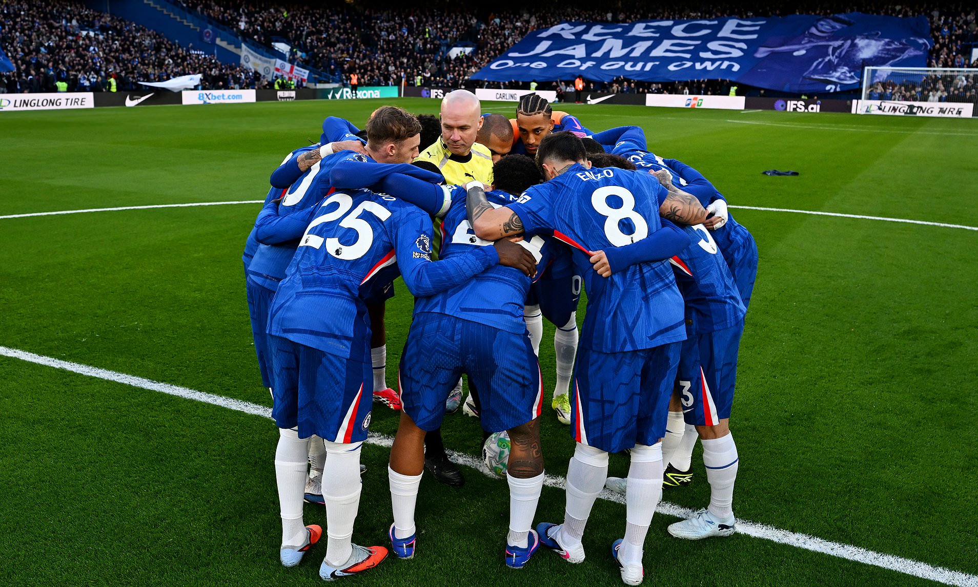 Bizarre moment referee is caught in the middle of Chelsea's pre-match ...