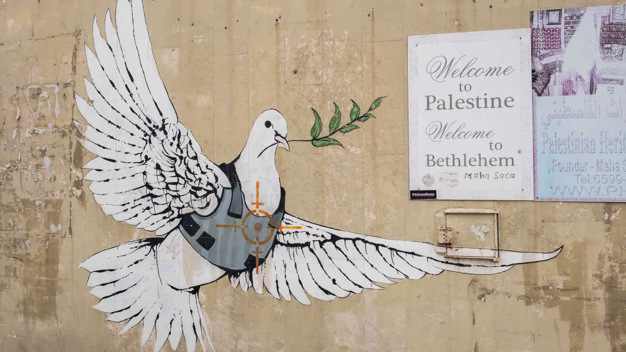 Svelata l’identità di Banksy? Si chiama Robin Gunningham ma ora ha ...