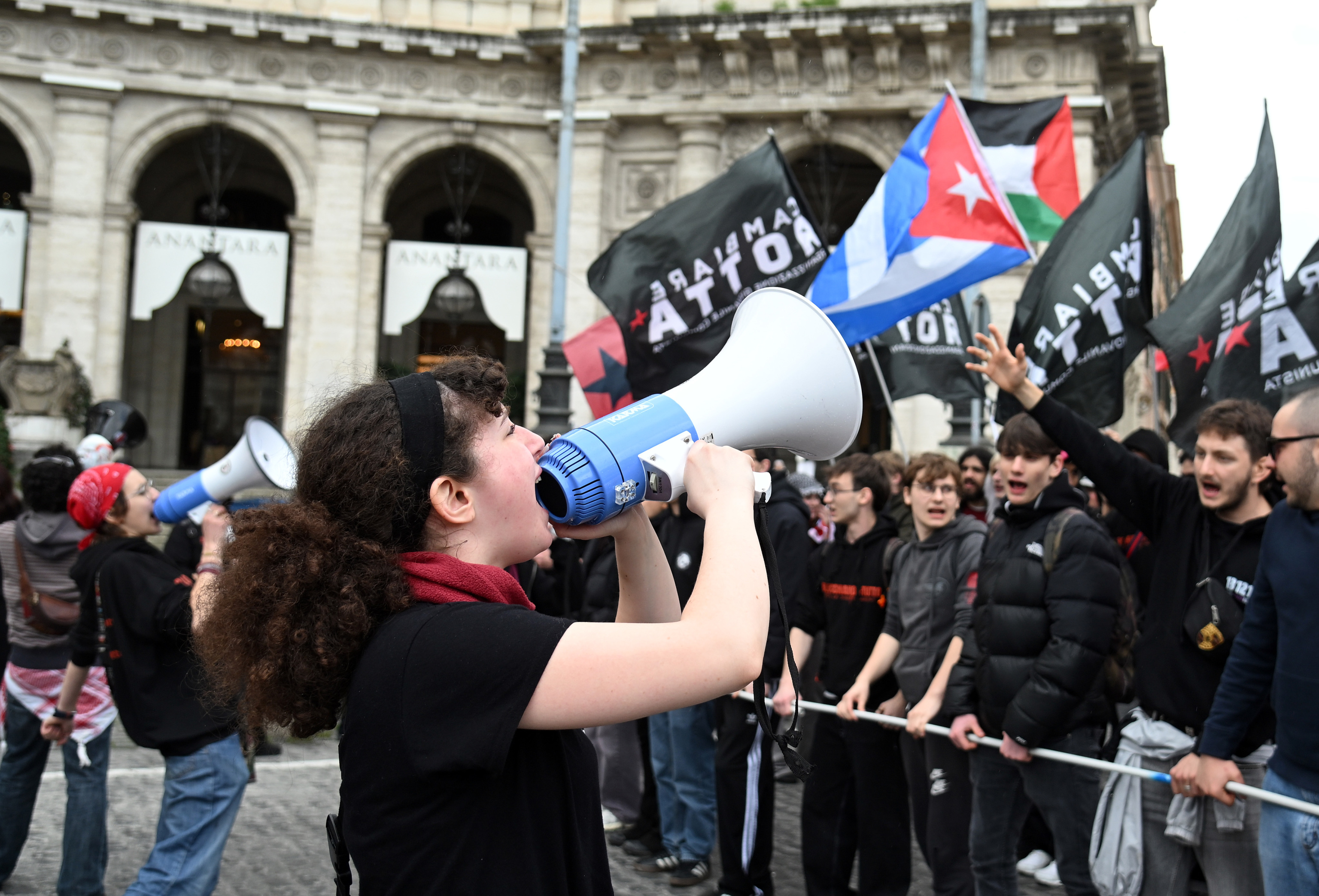 Corteo a Roma, bruciata foto di Trump e l'immagine di una bandiera USA