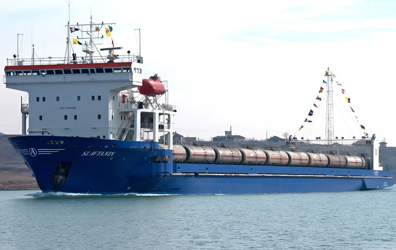 Ukrainian intelligence targets Russian ships near Kerch in night strike