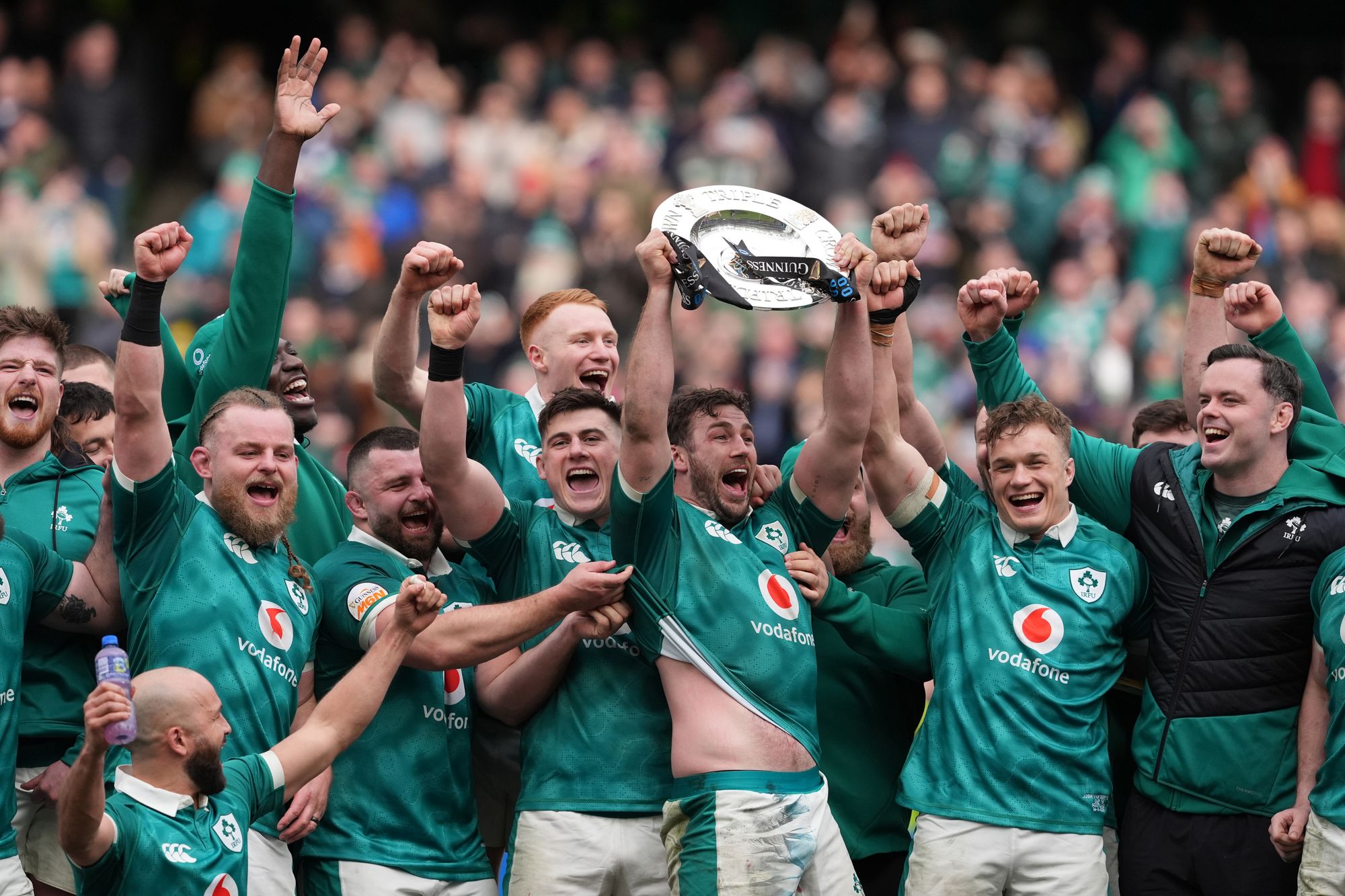 Ireland keep Six Nations title hopes alive with victory over Scotland