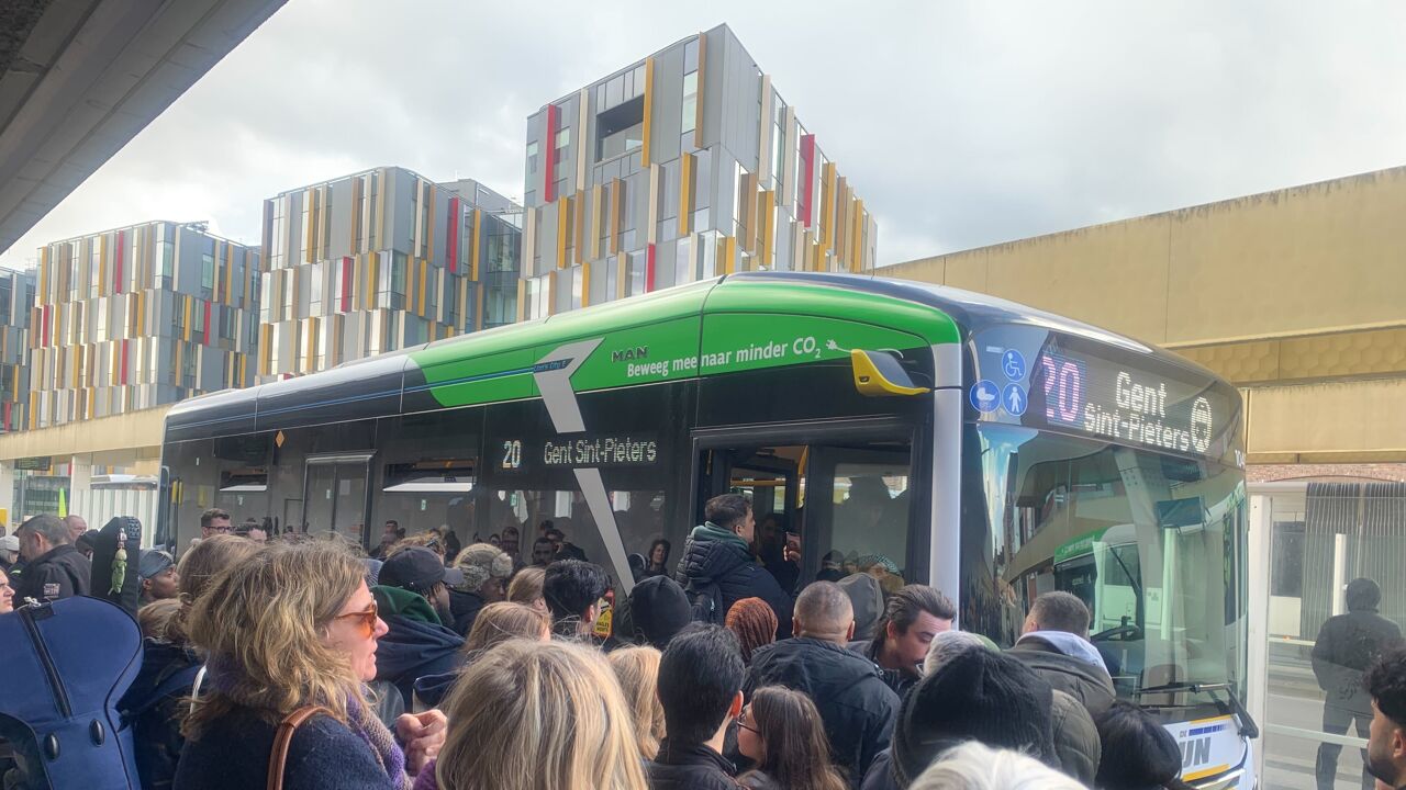 Fietser overleden na aanrijding met trein in Lede: "Lichten stonden op ...